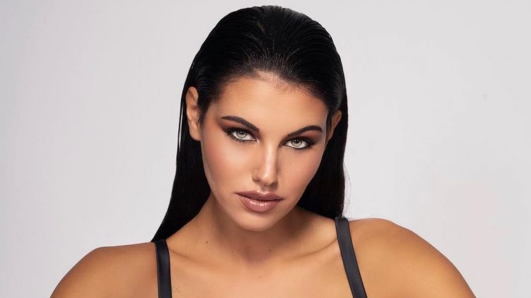 Carolina Stramare, il bagno in piscina è 'bollente': décolleté da paura