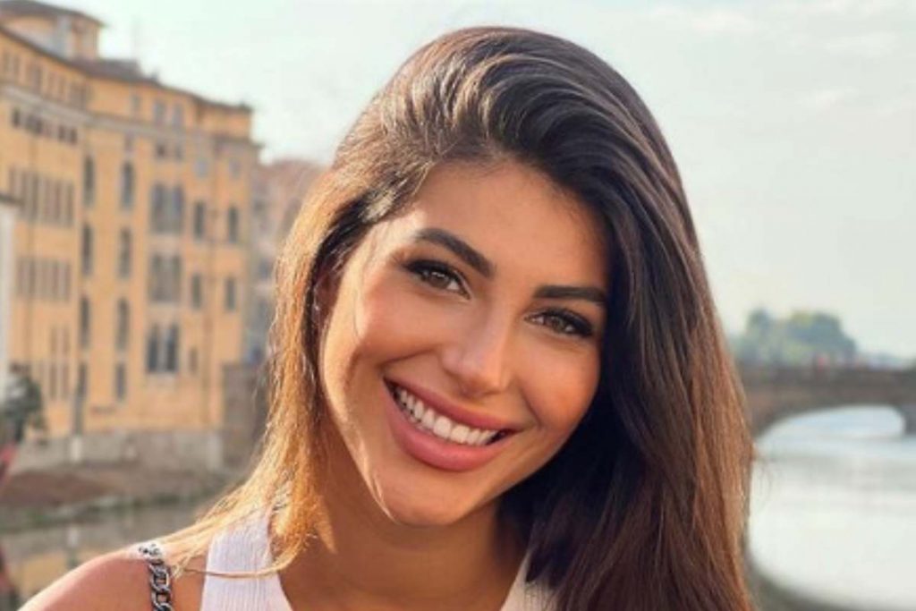 Che show Marialaura De Vitis: la sexy modella infiamma i social